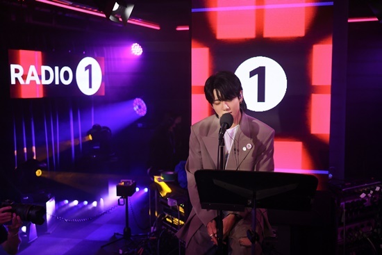 BTS Jungkook Dazzles on BBC Radio 1's 'Live Lounge' With Debut Solo Single 'Seven' and an Oasis ...