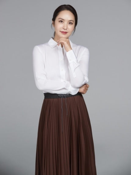 Park Ji-yoon Signs Exclusive Contract with JDB Entertainment, Joining ...