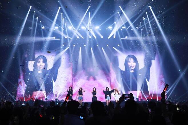 LE SSERAFIM's First Solo Tour Sells Out in 8 Minutes: A Flame that ...